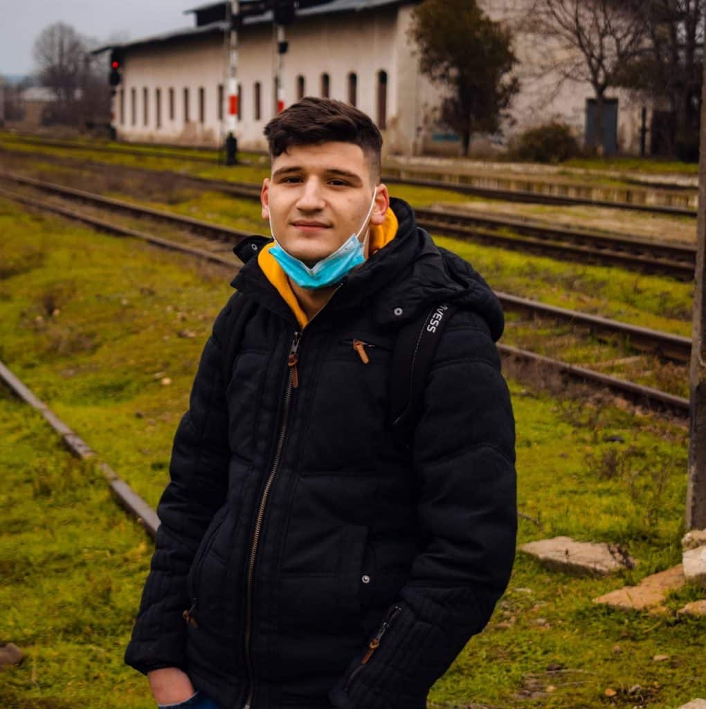 Andrei, abandonat de părinți, își vinde tablourile ca să-și cumpere ...