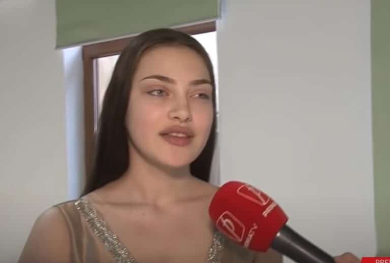 Adina, fetița de la groapa de gunoi Glina, destin ca-n filme. A împlinit 16 ani și e model ...