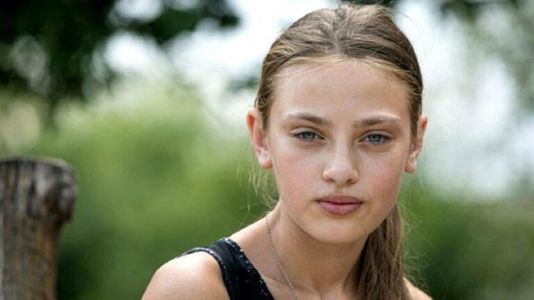 Adina, fetița de la groapa de gunoi Glina, destin ca-n filme. A împlinit 16 ani și e model ...